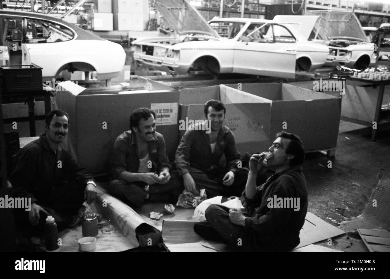 Car production at the Ford factory on 12.02.1976 in Cologne, Germany ...