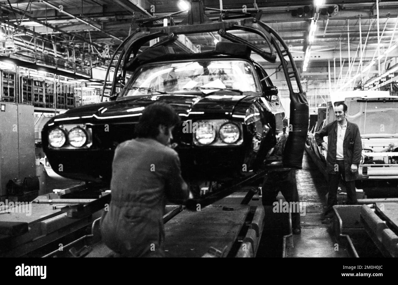 Car production at the Ford factory on 12.02.1976 in Cologne, Germany ...