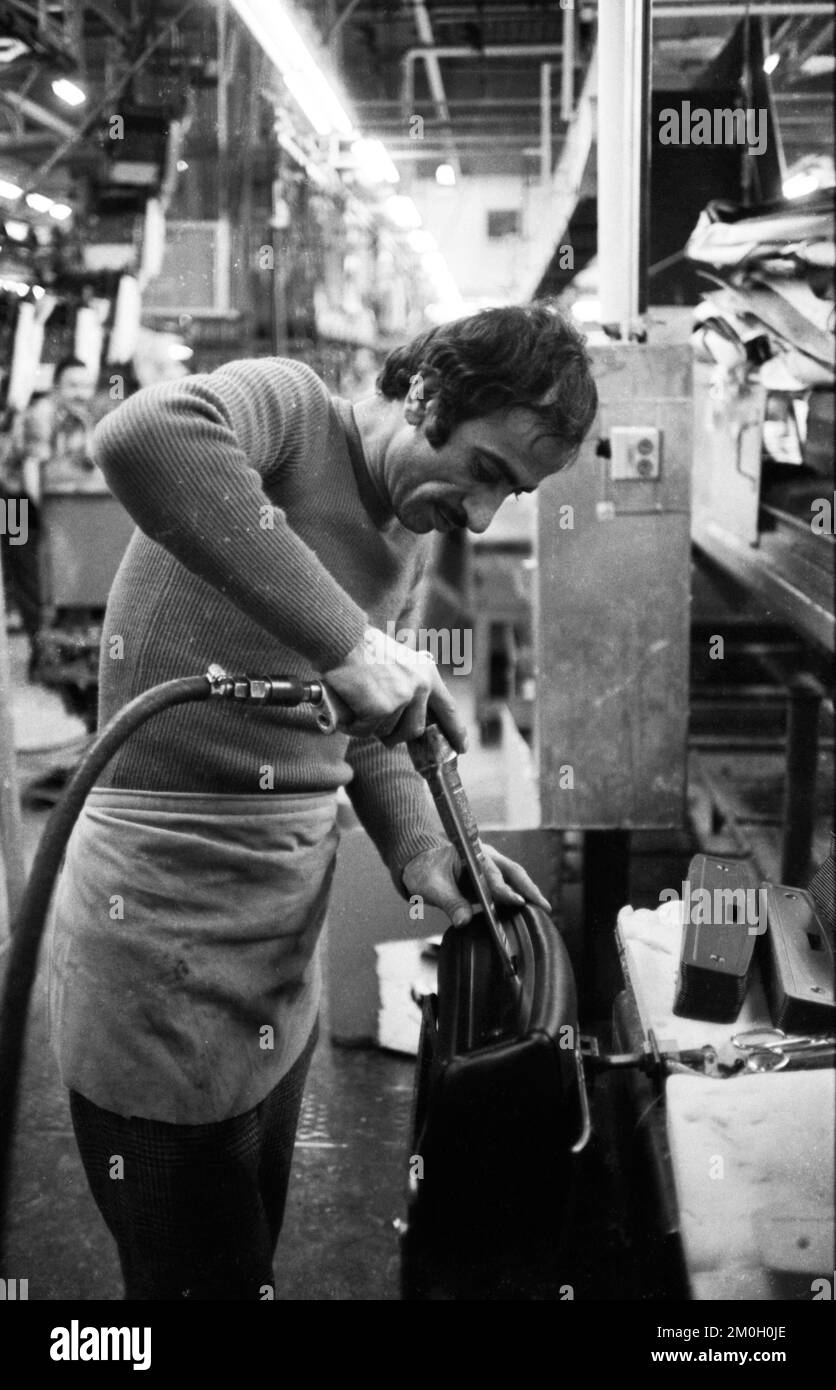 Car production at the Ford factory on 12.02.1976 in Cologne, Germany ...