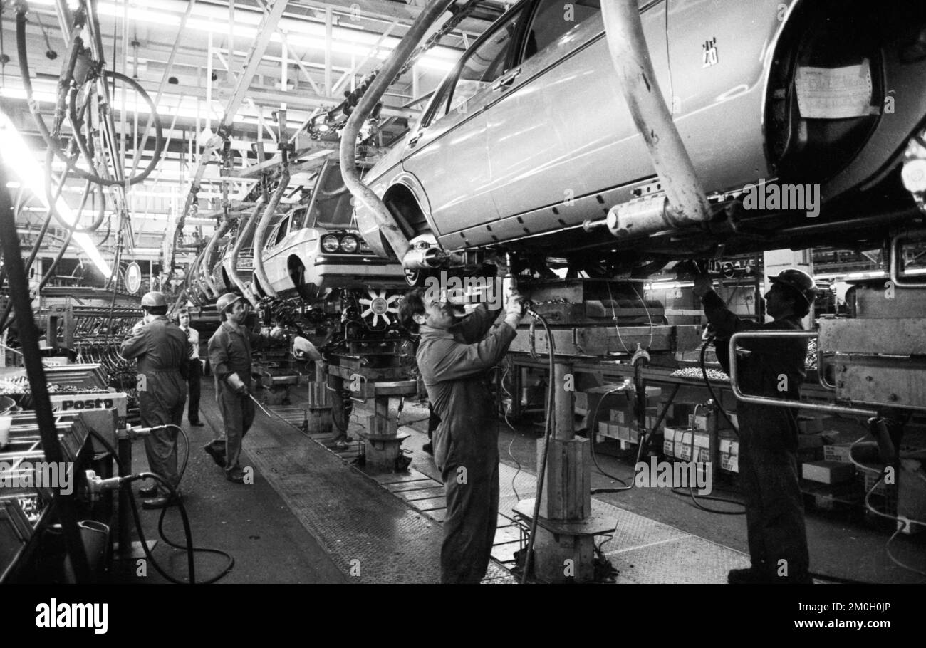 Car production at the Ford factory on 12.02.1976 in Cologne, Germany ...