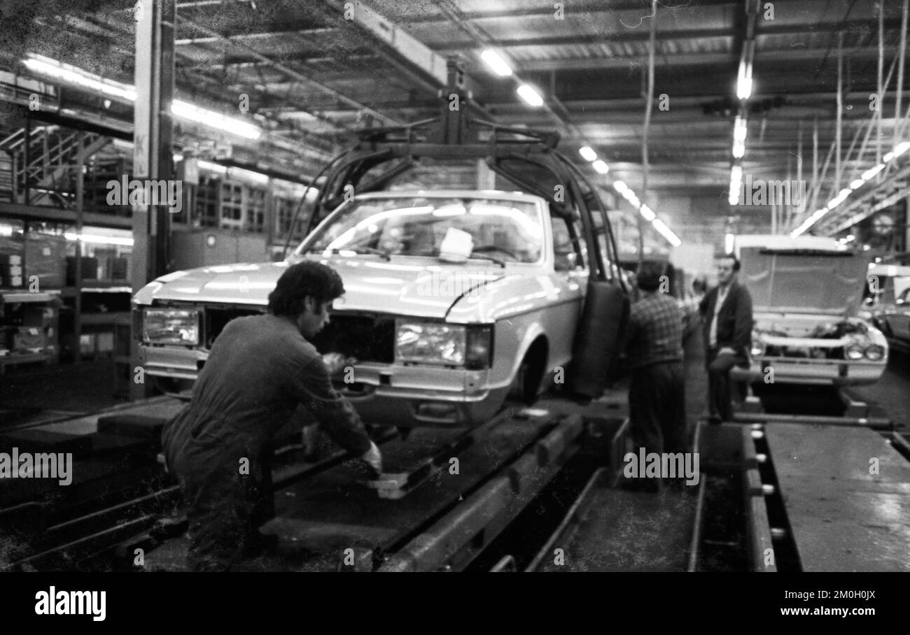 Car production at the Ford factory on 12.02.1976 in Cologne, Germany ...
