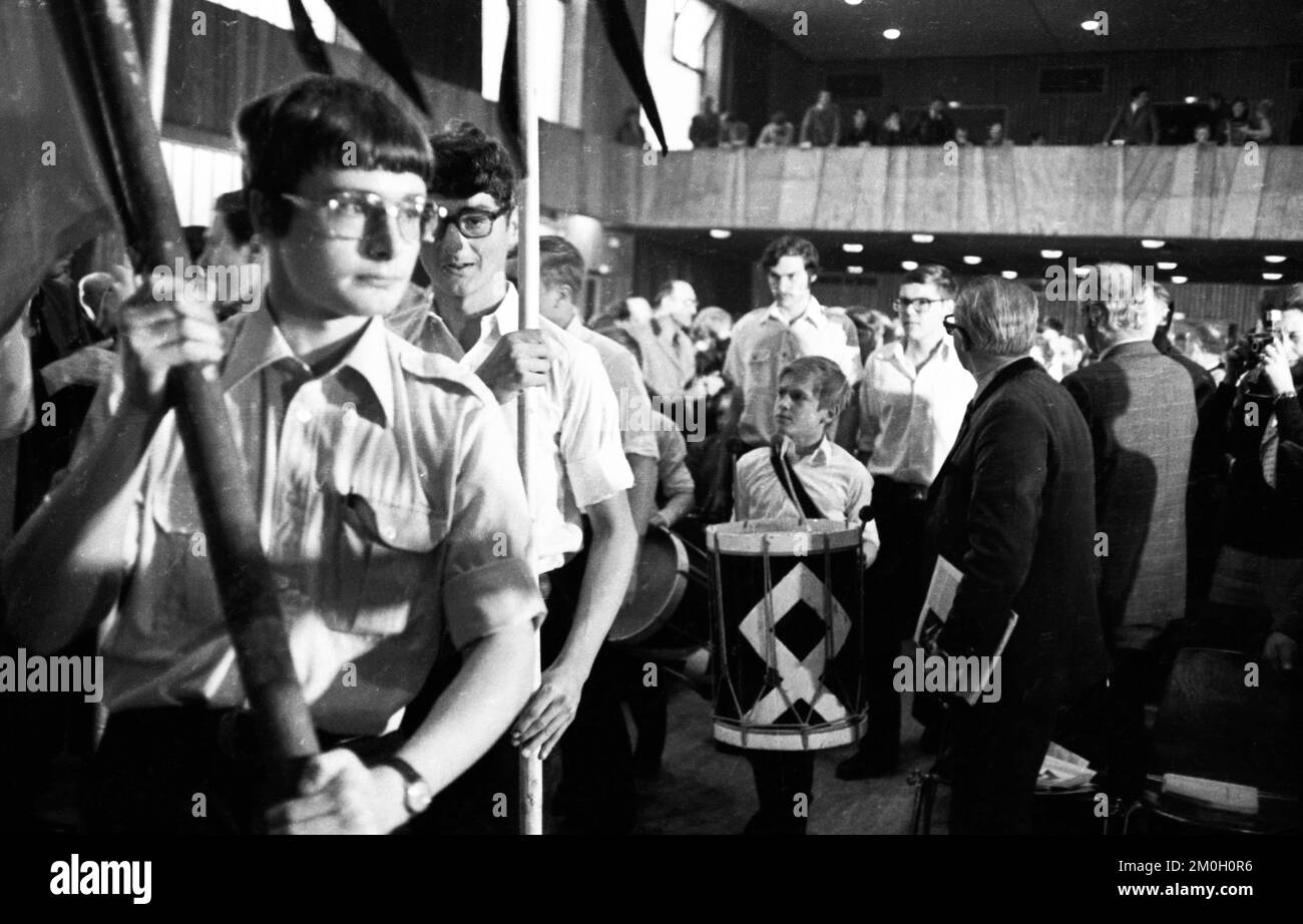 Members and supporters of the extreme right-wing German People's Union ...