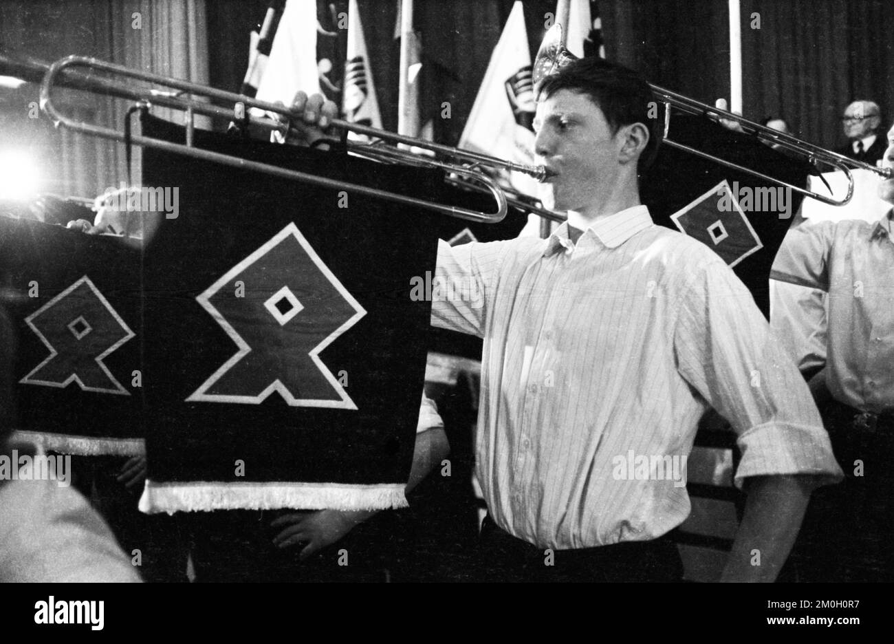 Members and supporters of the extreme right-wing German People's Union ...