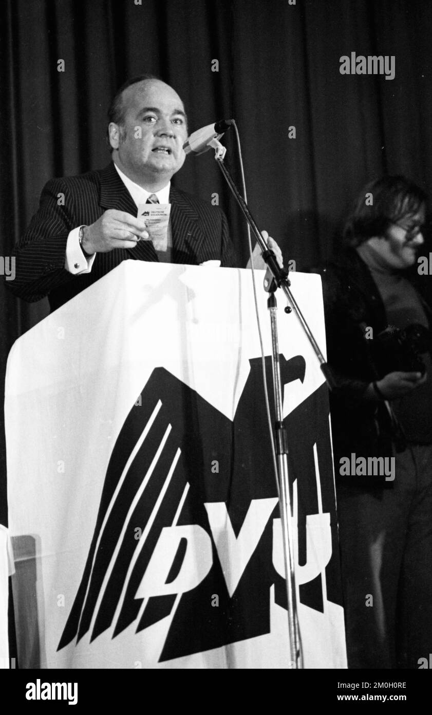 Members and supporters of the extreme right-wing German People's Union ...