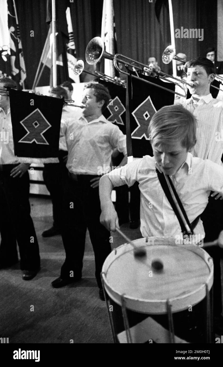 Members and supporters of the extreme right-wing German People's Union ...