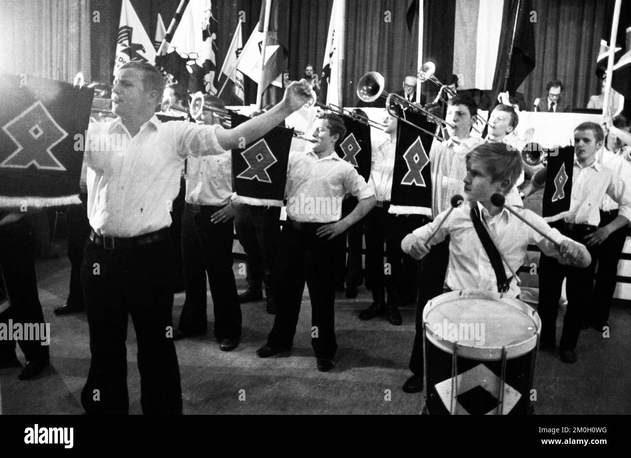 Members and supporters of the extreme right-wing German People's Union ...