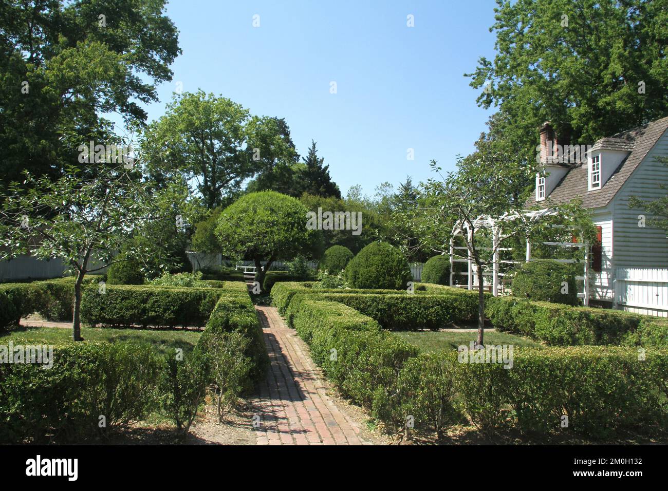 Garden in Colonial Williamsburg, Virginia, USA Stock Photo - Alamy