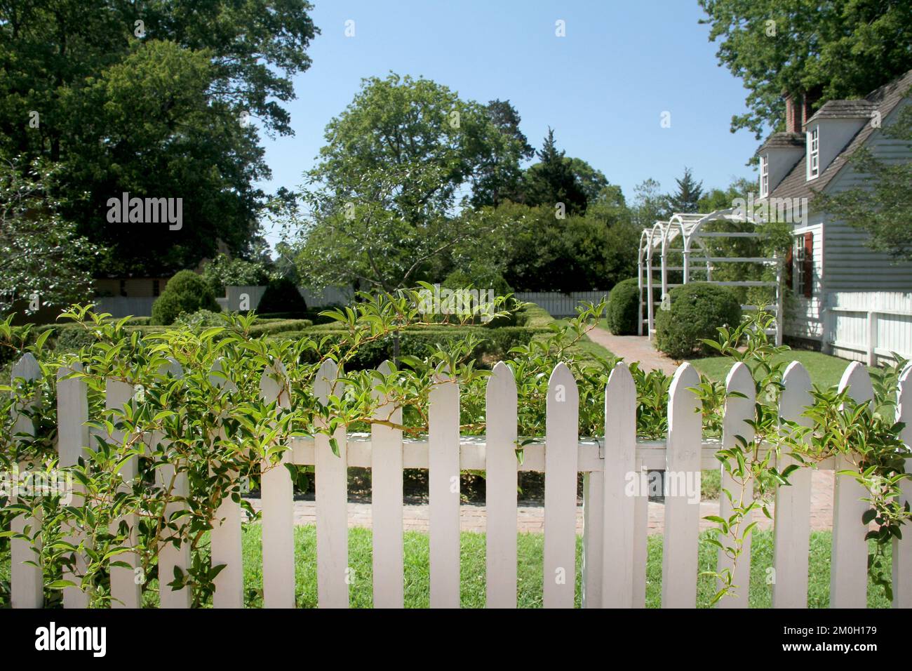 Garden in Colonial Williamsburg, Virginia, USA Stock Photo - Alamy