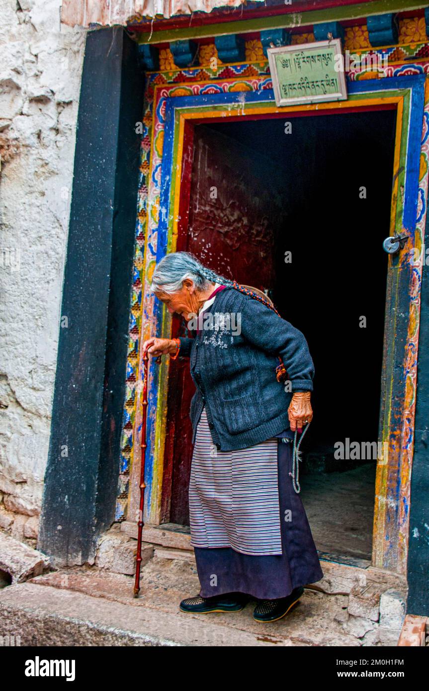Tibetan tibet lhasa pilgrim hi-res stock photography and images - Alamy