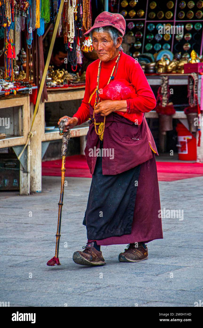 Tibetan tibet lhasa pilgrim hi-res stock photography and images - Alamy