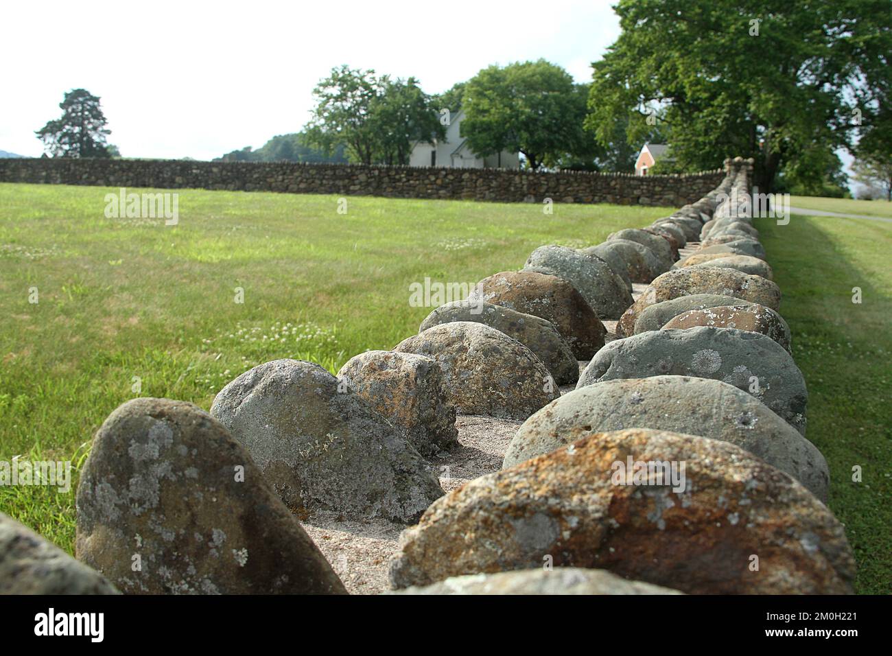 Traditional stone wall around hi-res stock photography and images - Alamy