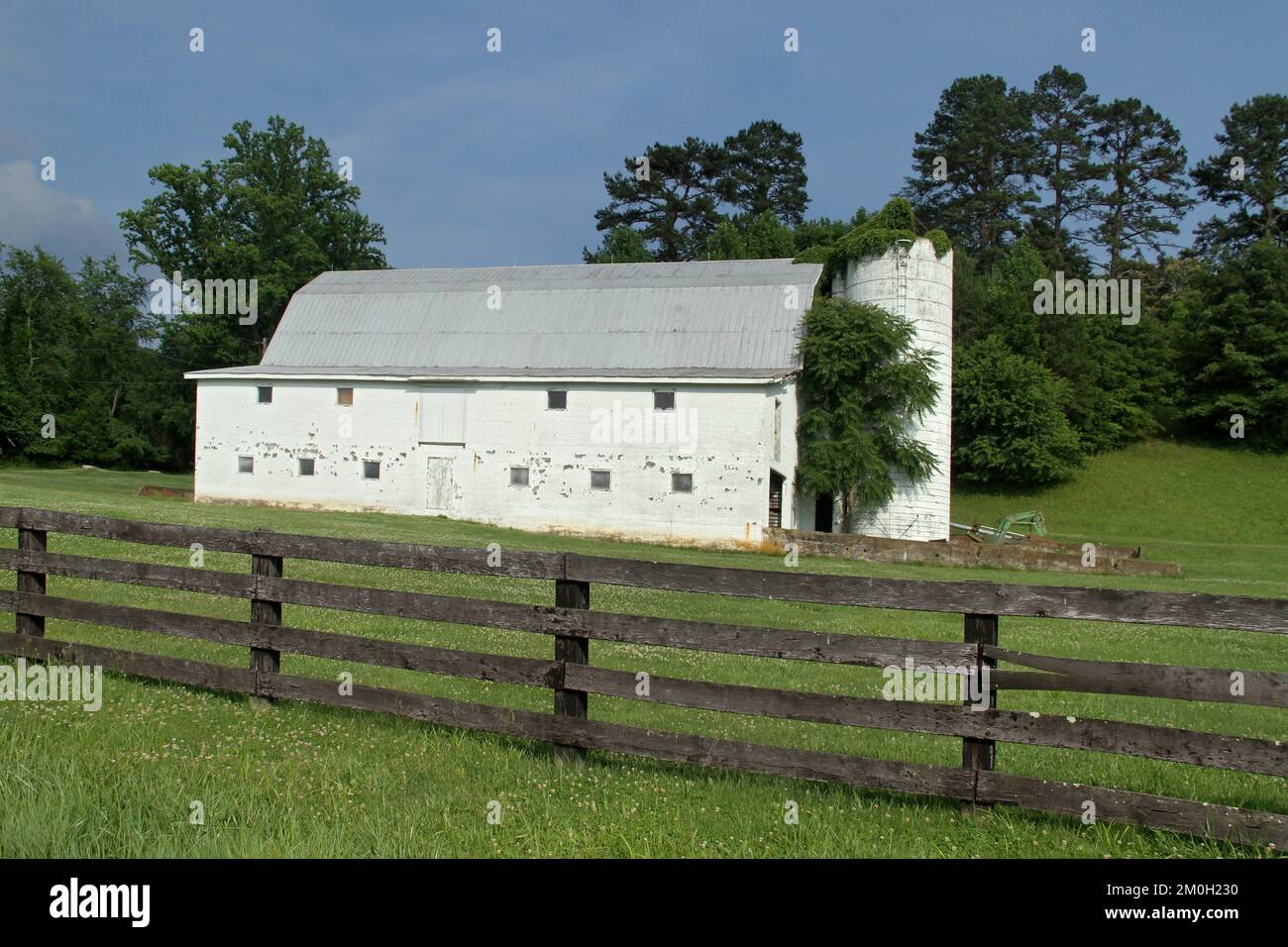 Large white barn in rural Virginia, USA Stock Photo - Alamy