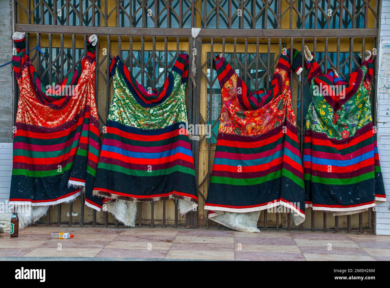 Traditional tibetan clothes in the town of Tsochen, West Tibet, Asia ...