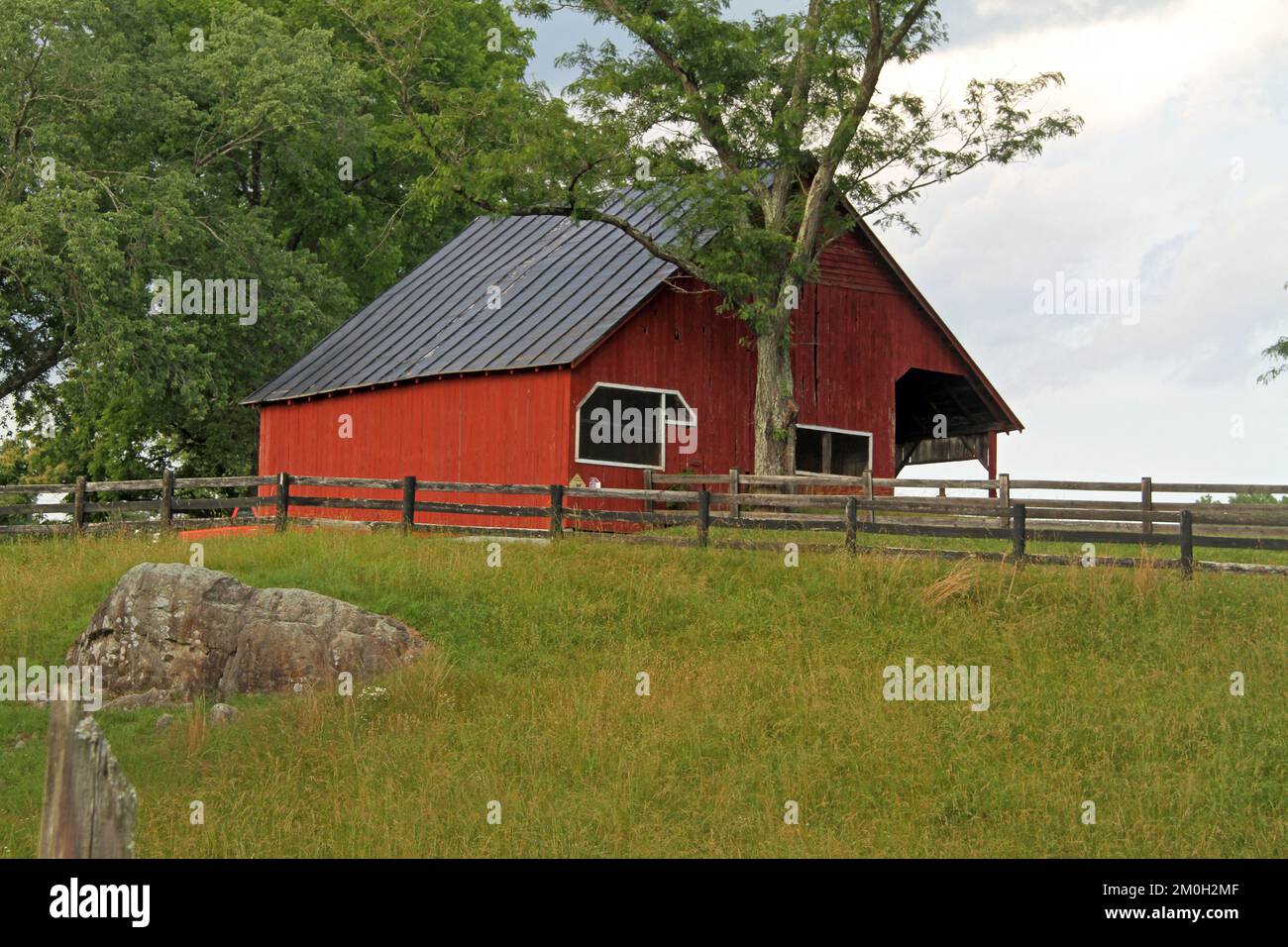 Red barn in Virginia, USA Stock Photo - Alamy