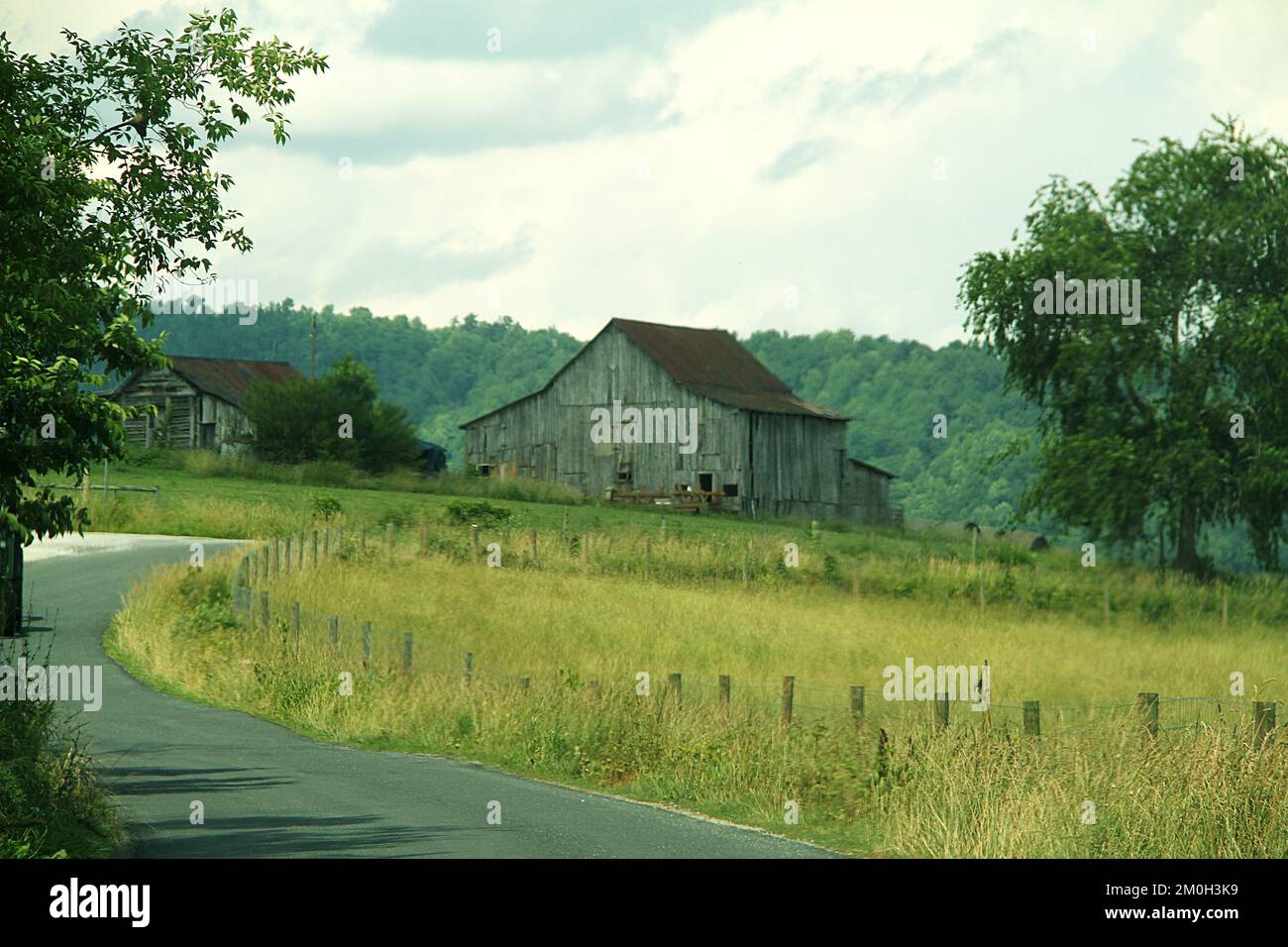 Country road and large wooden barn in rural Virginia, USA Stock Photo ...