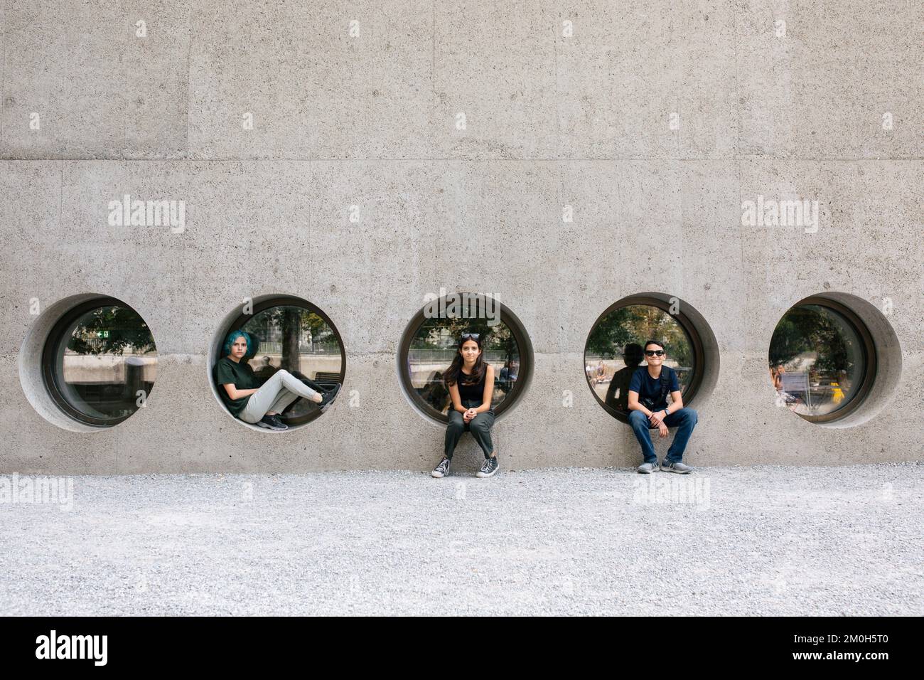 Teen sit circle hi-res stock photography and images - Alamy