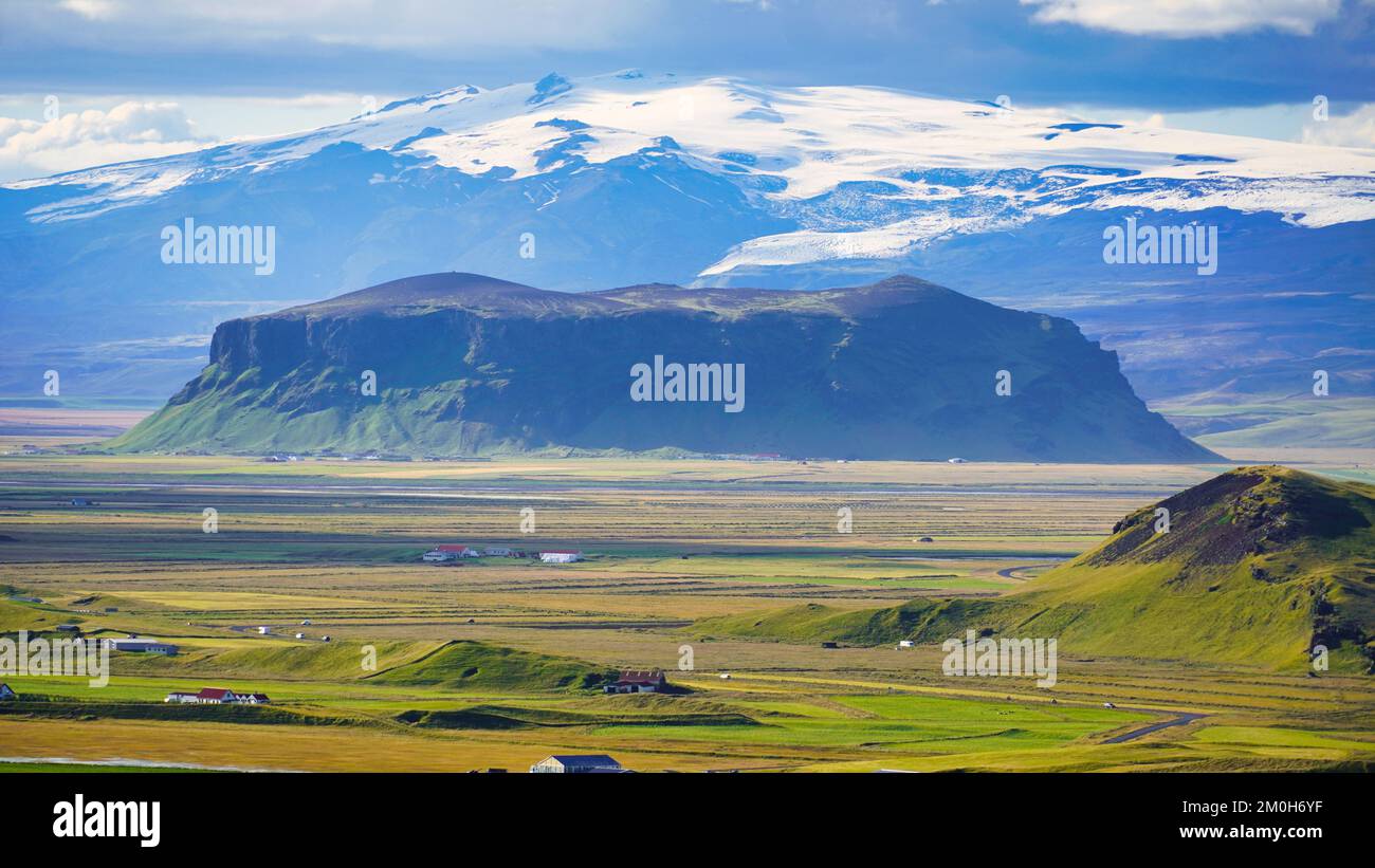 The geological formations and mountains in the Iceland rift valley ...