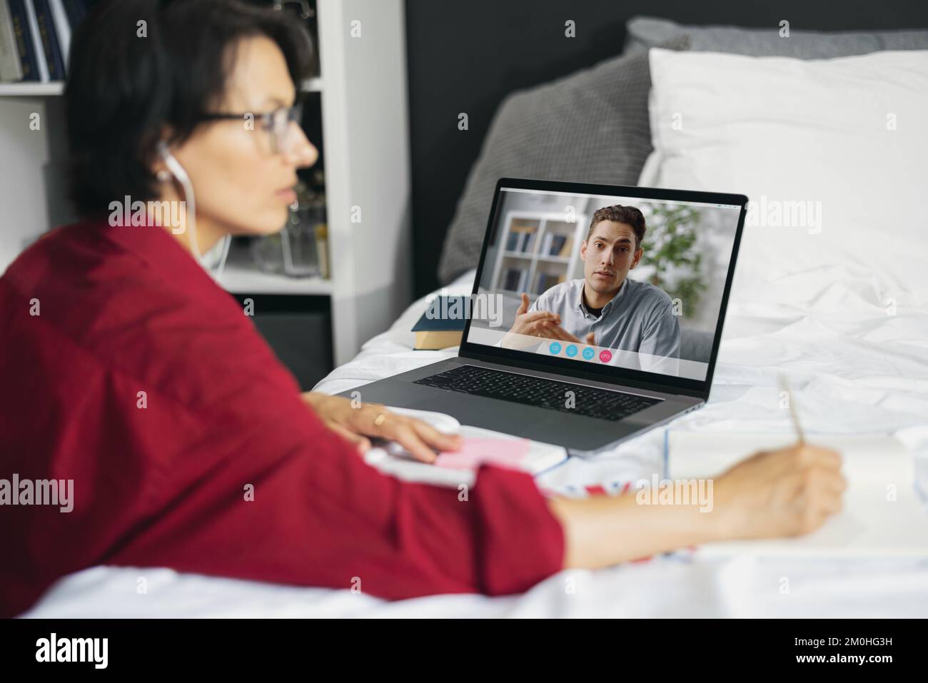 Notebook laptop businesswoman online hi-res stock photography and ...