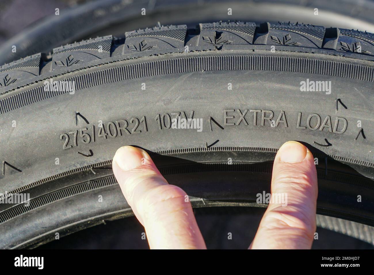 Side view of new tire with tire width, height and wheel diameter ...