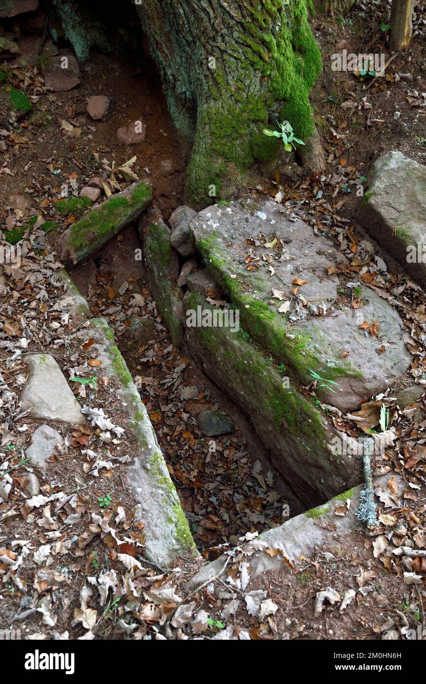 Pagan tomb hi-res stock photography and images - Alamy