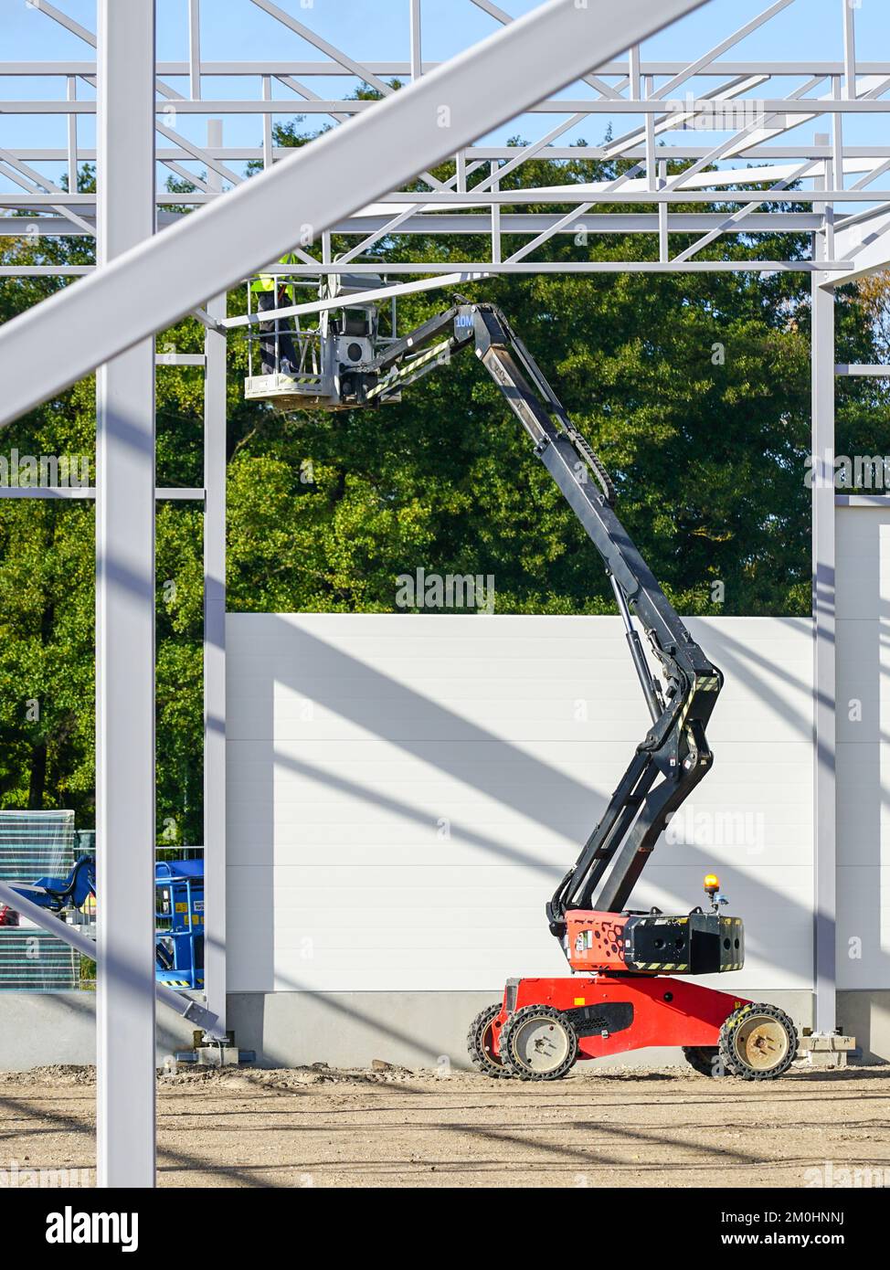 New building steel framework assembly using self propelled lift ...