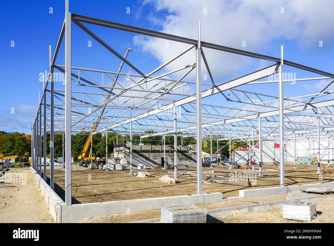 New building steel framework assembly using telescopic boom crane ...