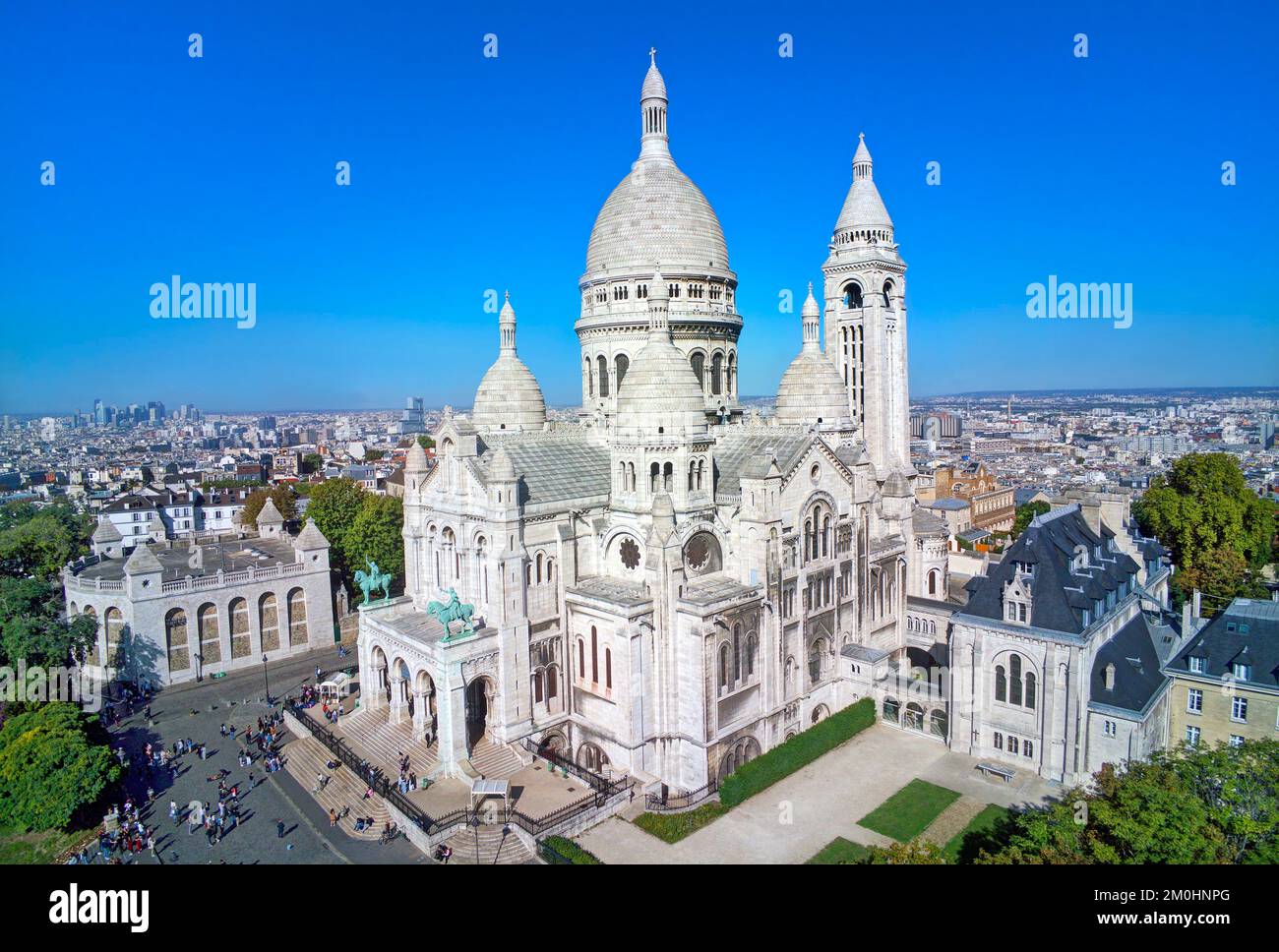 France, Paris, the basilica of the Sacr?-Coeur (Sacred Heart) on top of ...
