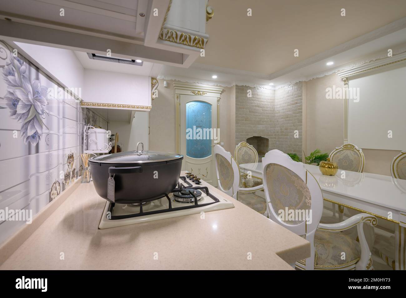 Worktop closeup of white rich classic white kitchen Stock Photo - Alamy