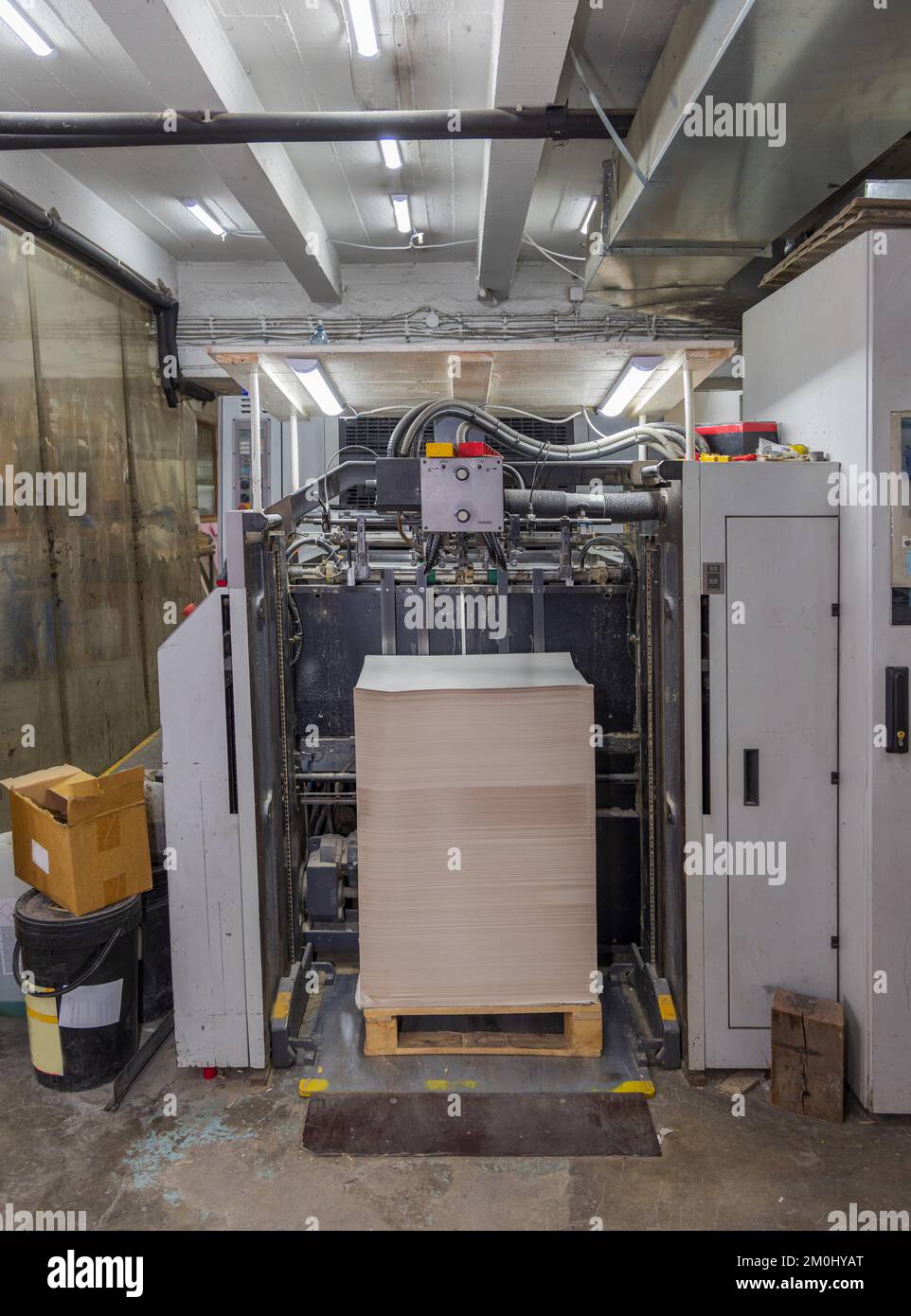 Print sheets loading in offset hi-res stock photography and images - Alamy