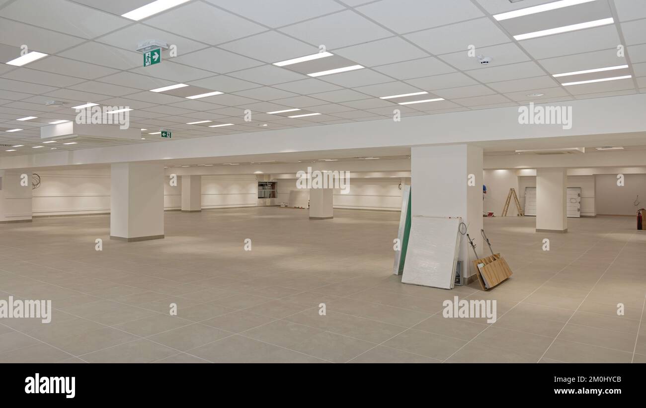 New Empty Large Retail Shop Space Ronovation Works Stock Photo - Alamy