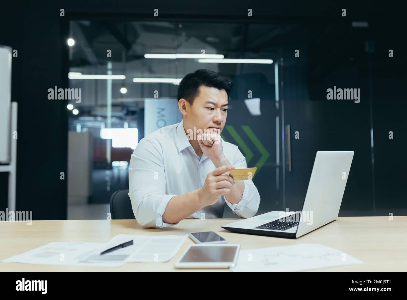 Laptop card hi-res stock photography and images - Alamy