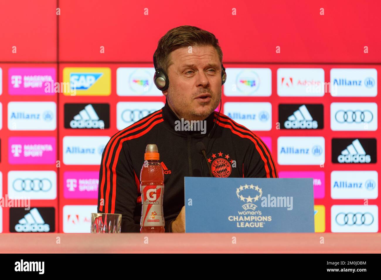 Head coach Alexander Straus (FC Bayern Munich) during the UEFA womens ...