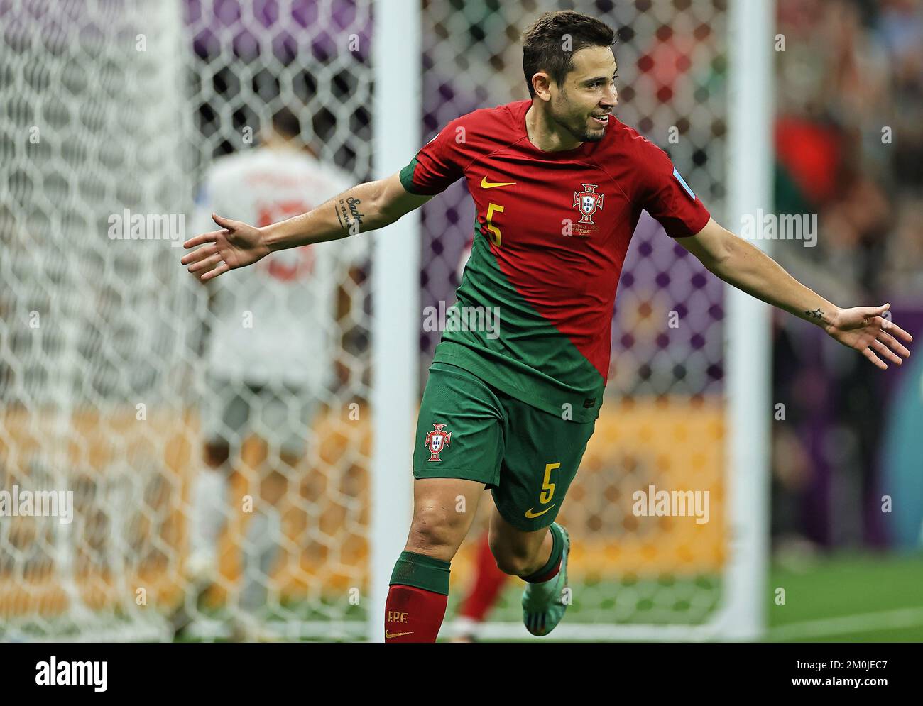 Raphael Guerreiro de Portugal disputa o lance com da Suíça during the ...