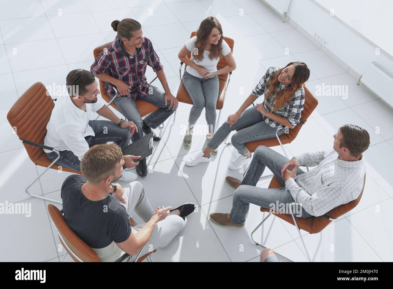 group of employees a lesson on team building Stock Photo - Alamy