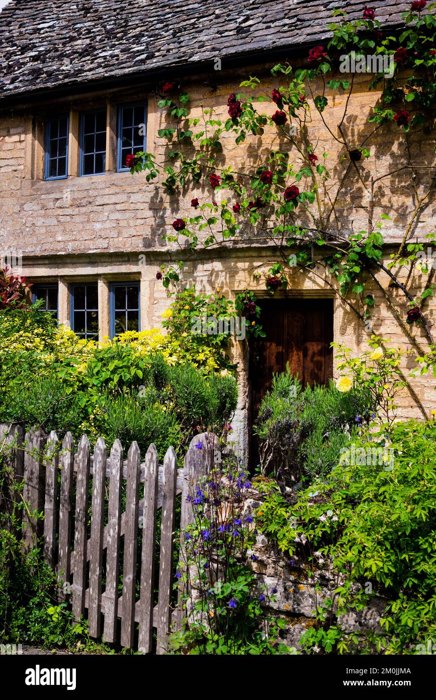 English storybook cottage hi-res stock photography and images - Alamy