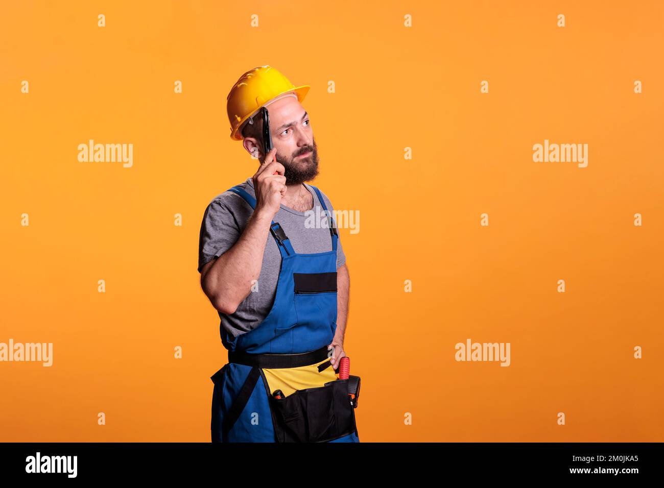Construction worker thinking hi-res stock photography and images - Alamy