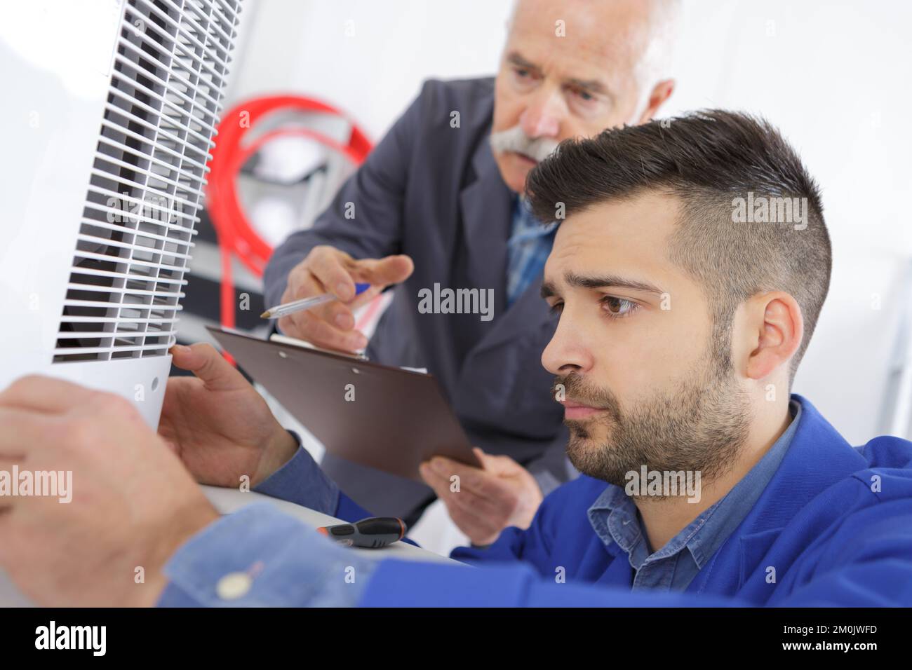 worker man fixing the air conditioning system Stock Photo - Alamy