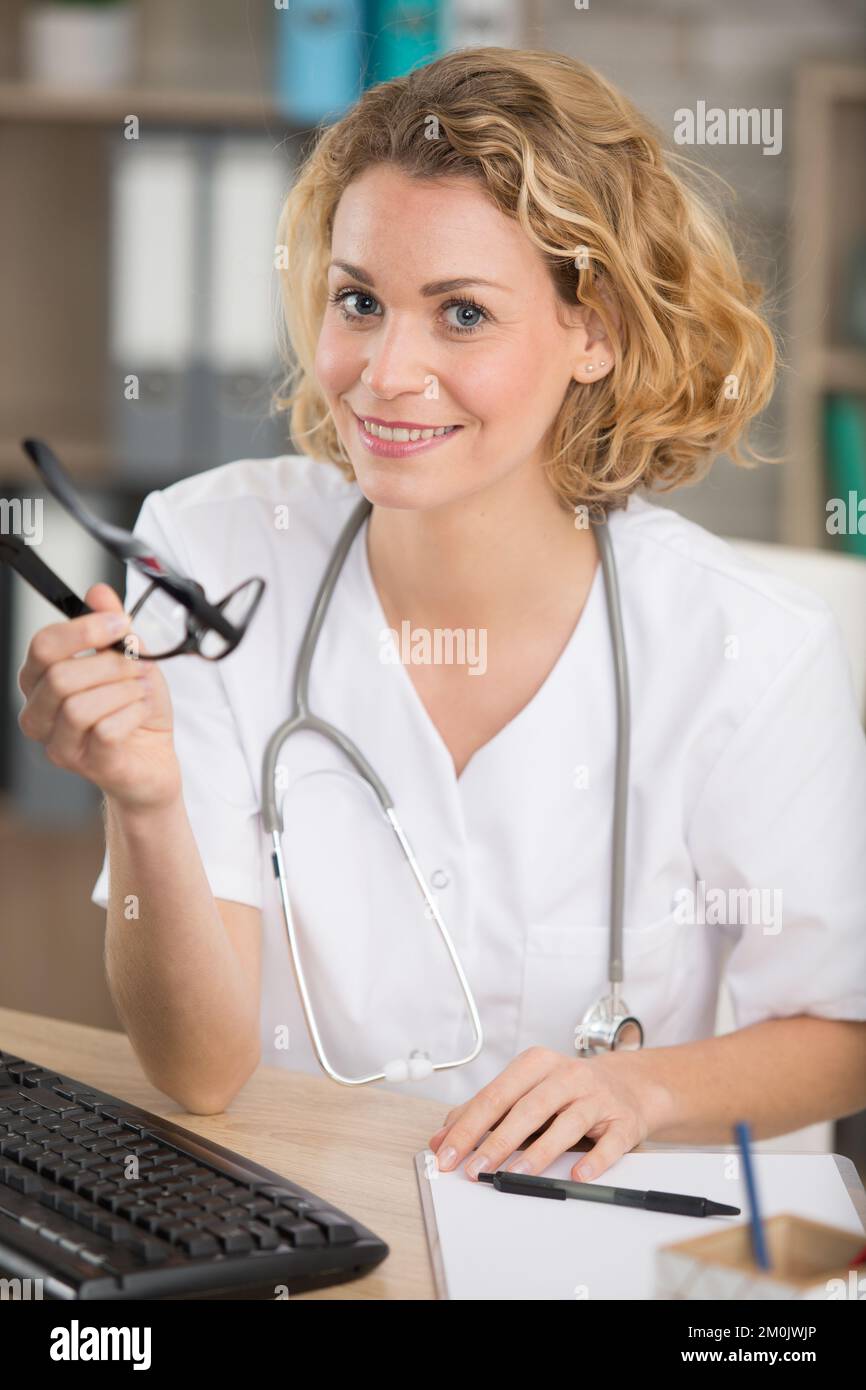 Female medical examiner hi-res stock photography and images - Alamy