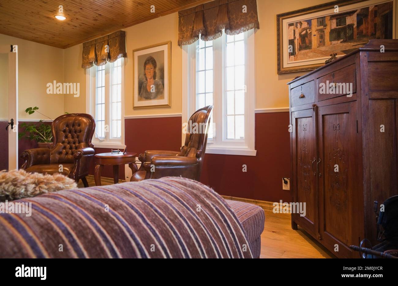 Style wainscoting wall hi-res stock photography and images - Alamy