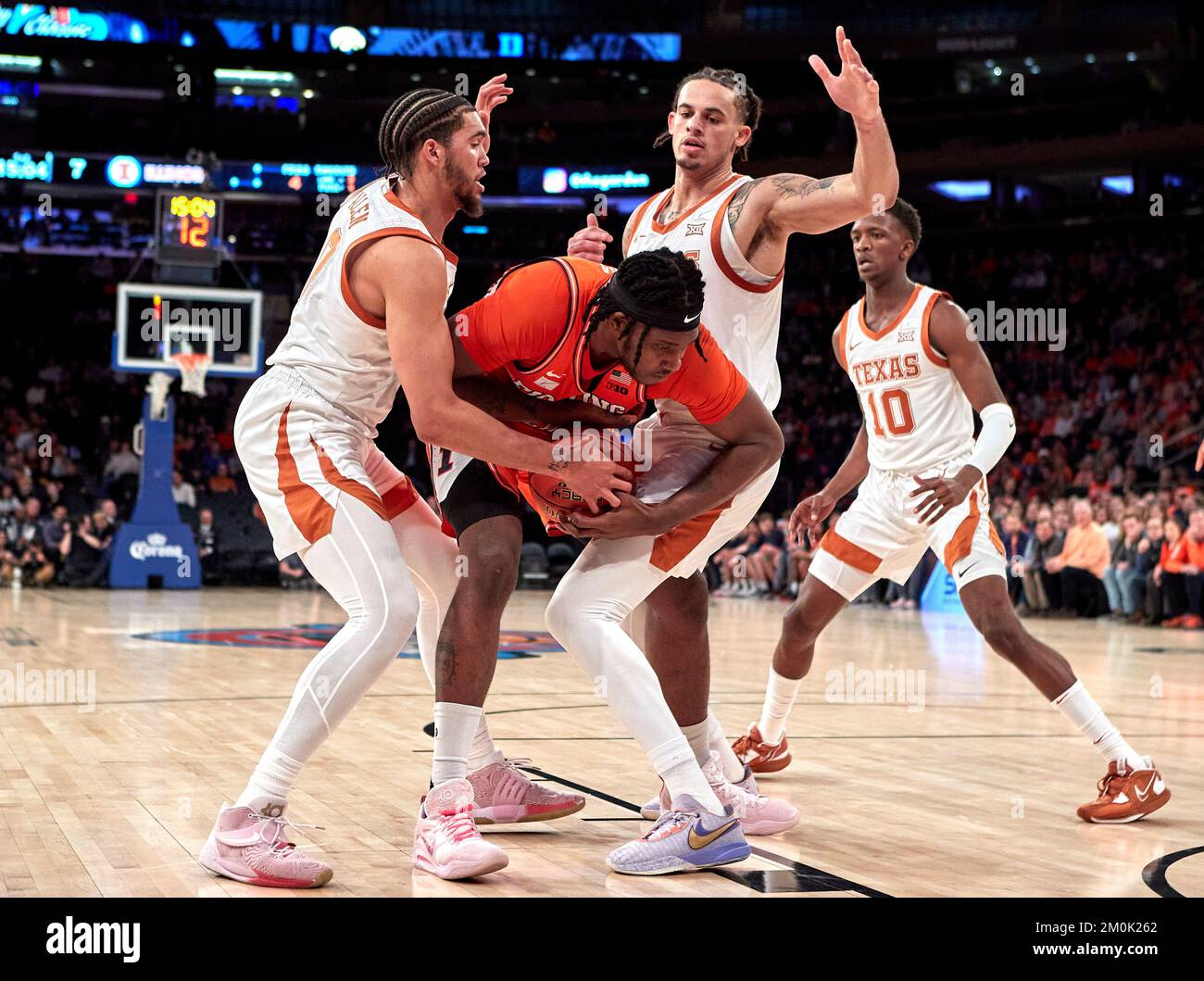 New York City, US, Dec 6, 2022. Illinois Fighting Illini forward Dain ...