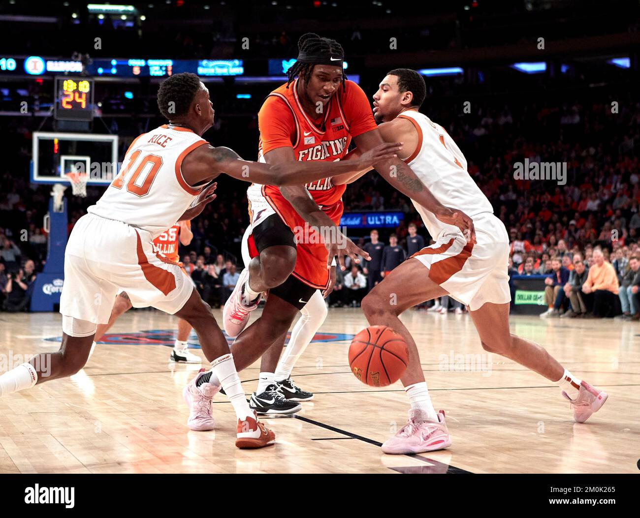New York City, US, Dec 6, 2022. Illinois Fighting Illini forward Dain ...
