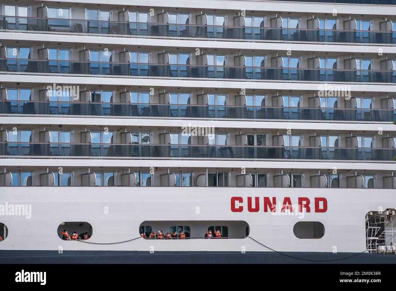 Queen elizabeth cruise ship australia hi-res stock photography and ...