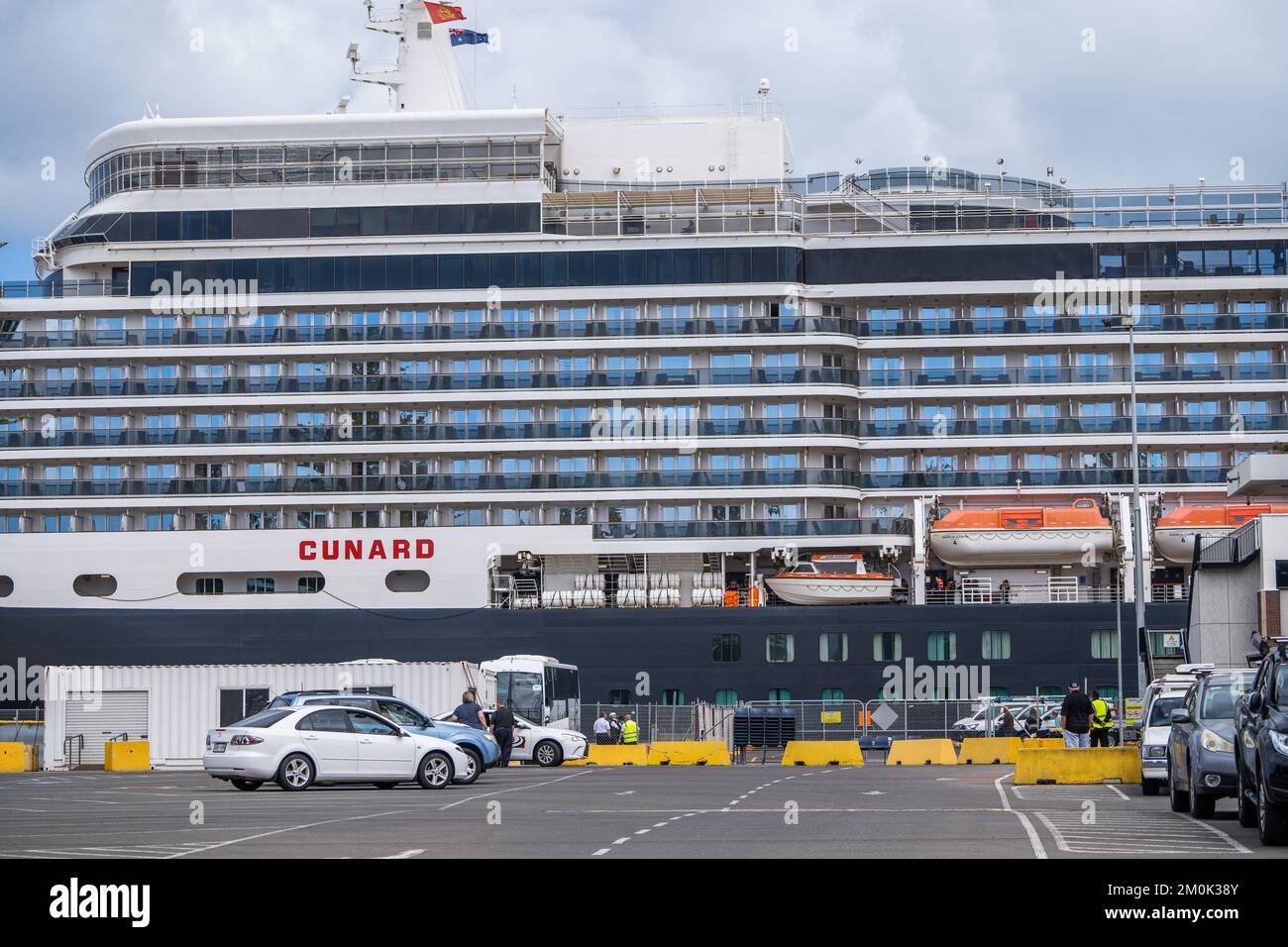 Queen elizabeth cruise ship australia hi-res stock photography and ...