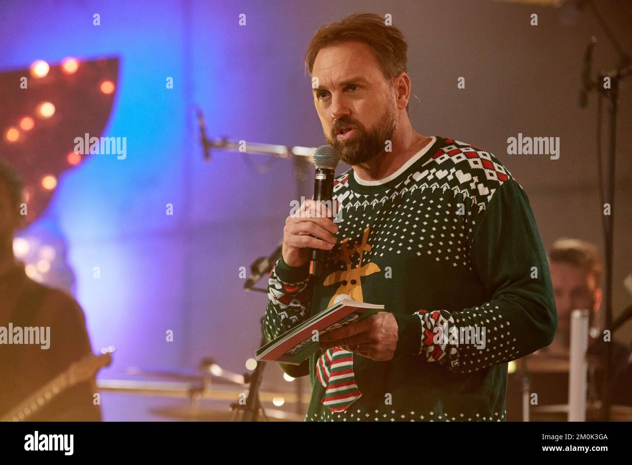 Hamburg, Germany. 06th Dec, 2022. Presenter Steven Gätjen is on stage ...