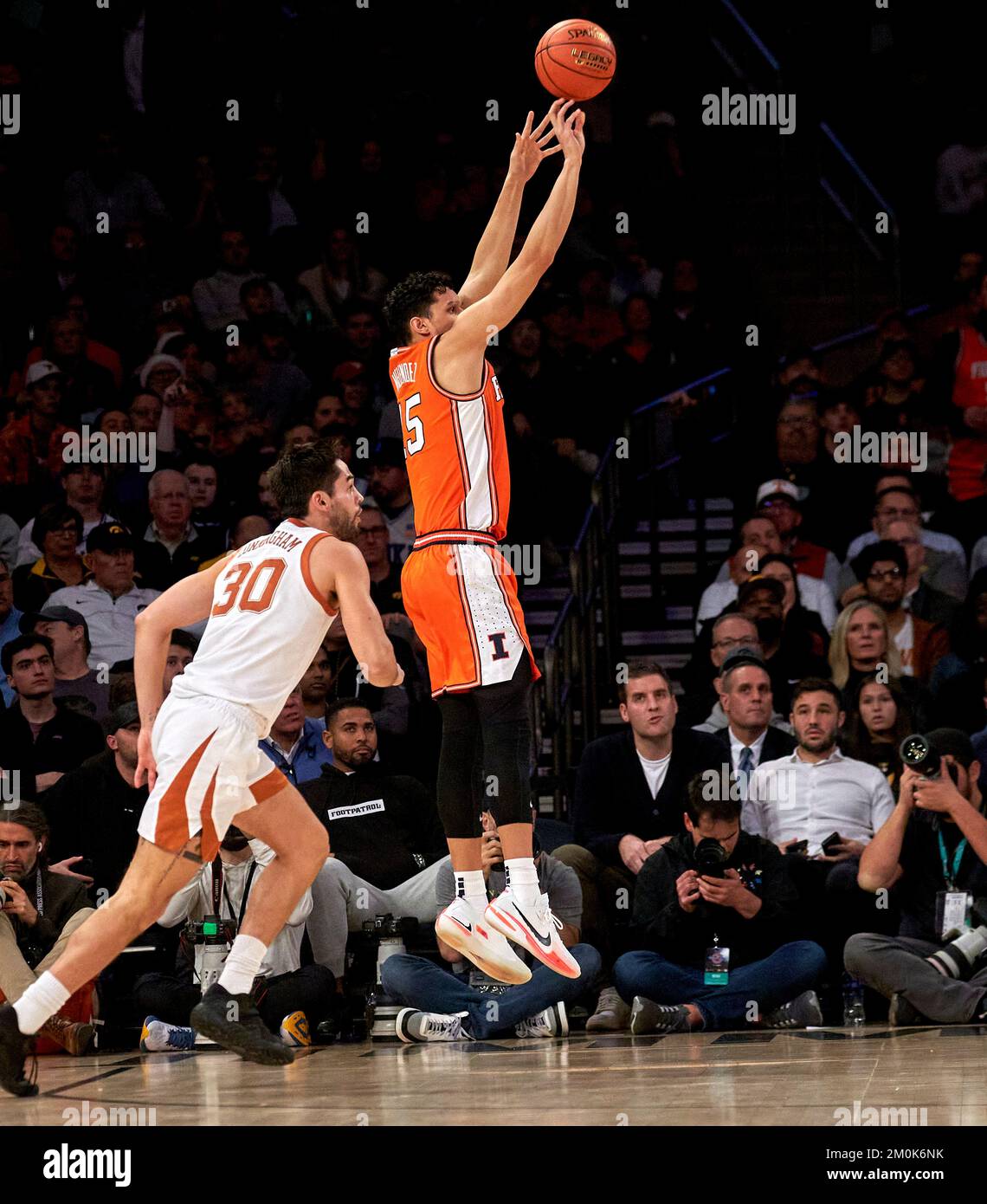 New York City, US, Dec 6, 2022. Illinois Fighting Illini guard RJ ...