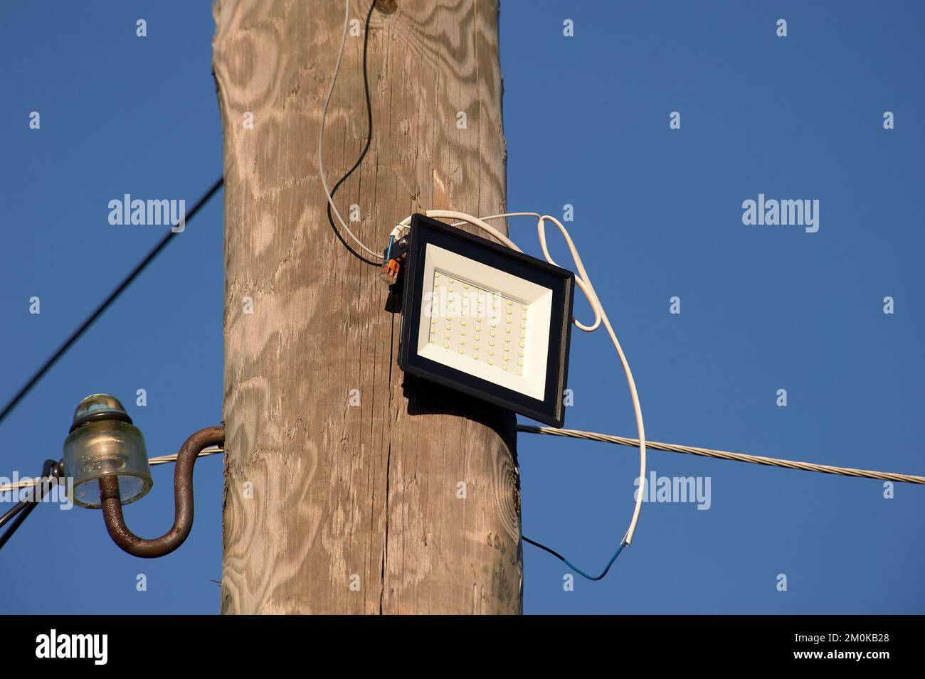 Street light power cable pole hi-res stock photography and images - Alamy