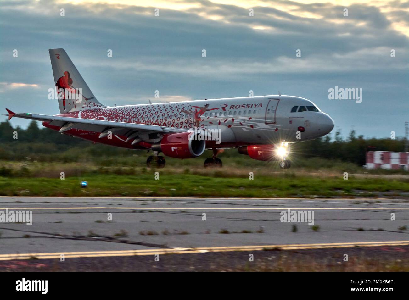The Boeing plane is landing. Talagi Airport, Arkhangelsk, Russia, 27,08 ...