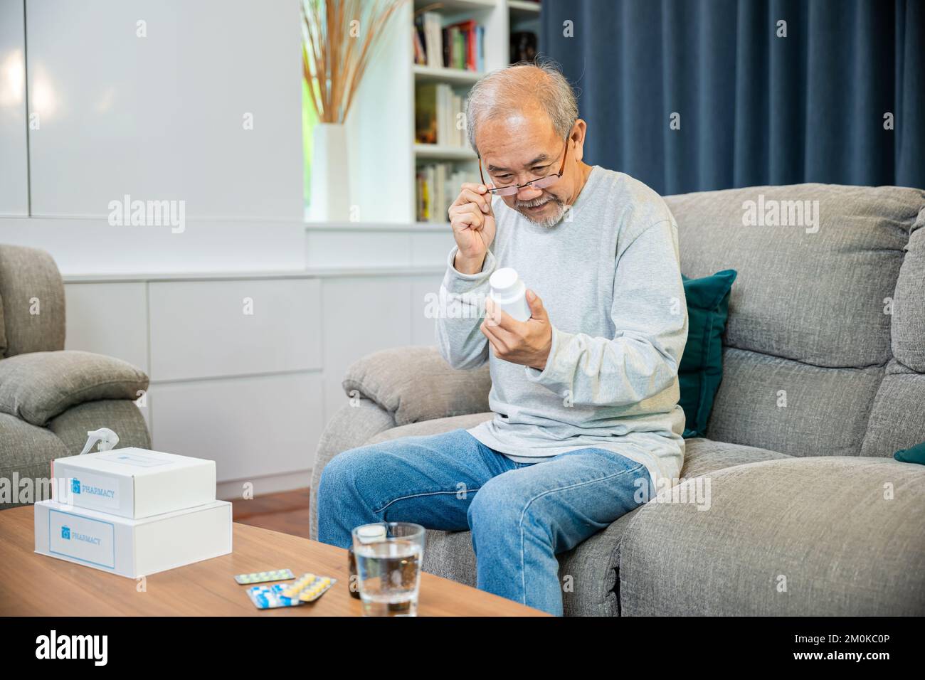 Man pill bottles hi-res stock photography and images - Alamy