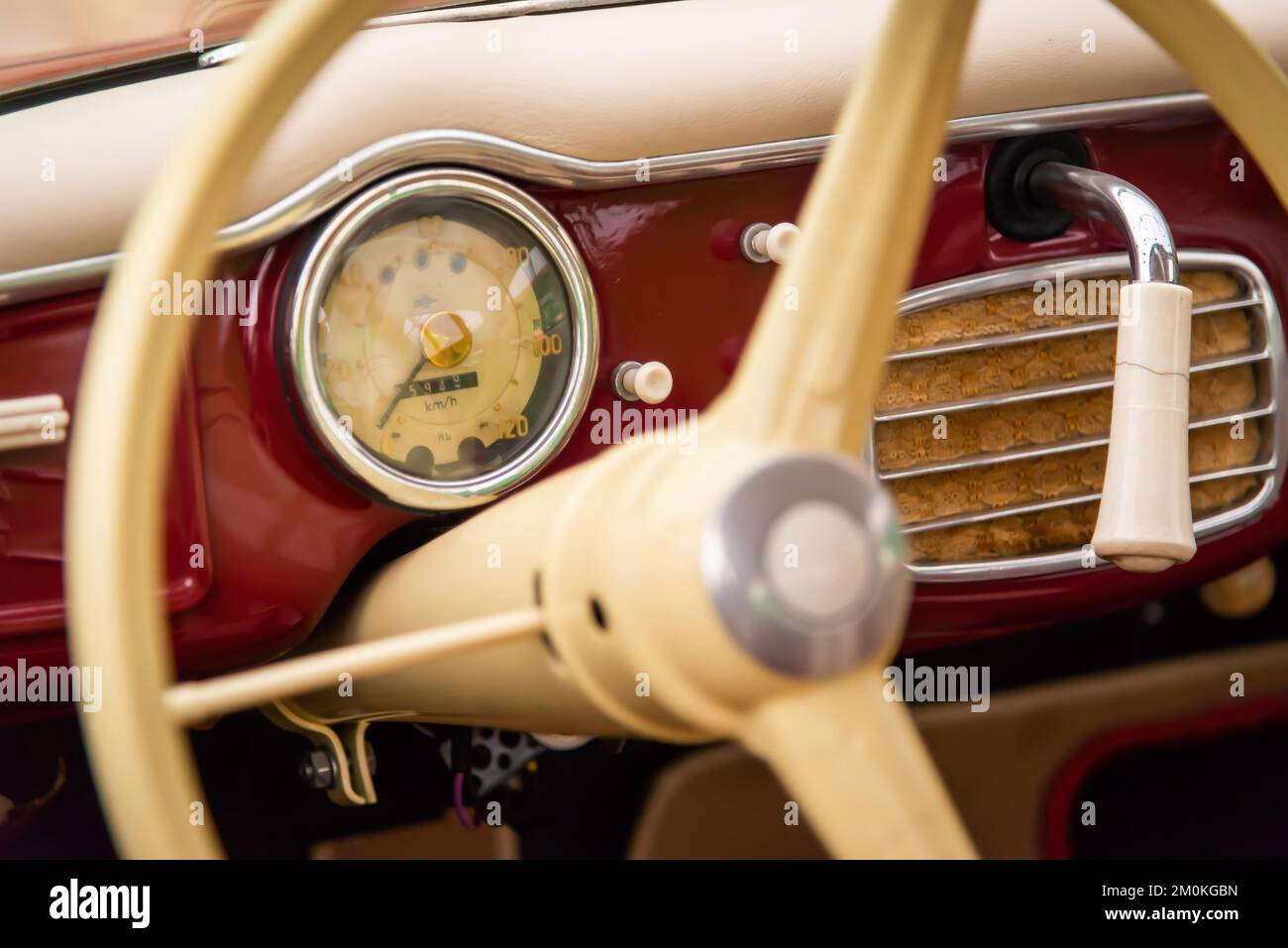 Engine of an old car Stock Photo - Alamy