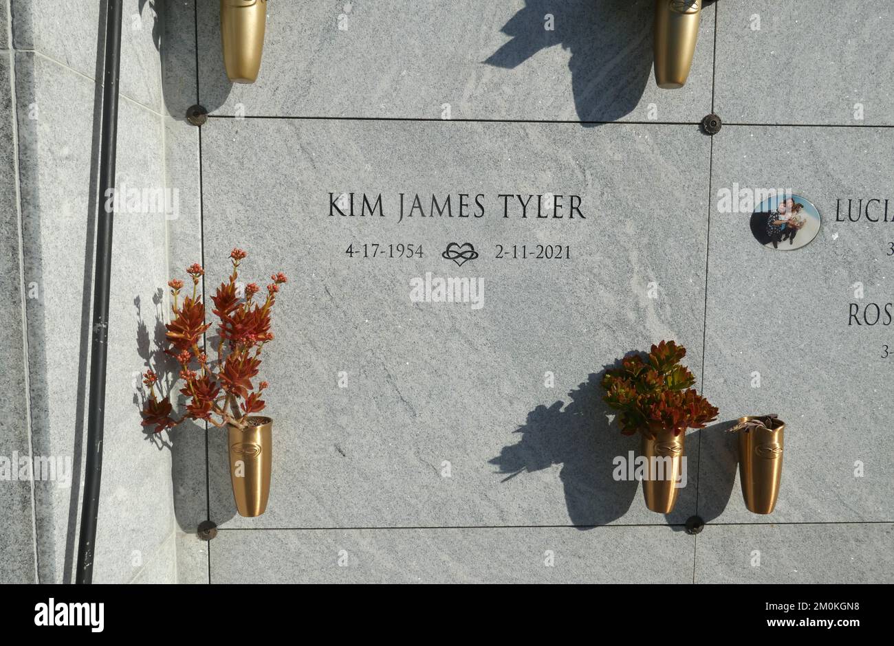 Los Angeles, California, USA 3rd December 2022 Actor Kim James Tyler's Grave at Hollywood ...